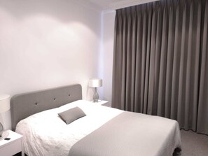 Apartamento de Luxo, 2 quartos, Vista para a cidade | 2 quartos, roupa de alta qualidade, secretária, ferro/tábua de engomar 