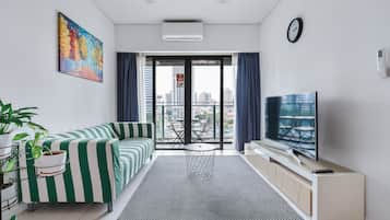 Apartamento superior, 1 cama Queen, cozinha | Área de estar | Smart TV 41 polegadas com canais digitais, TV, Netflix