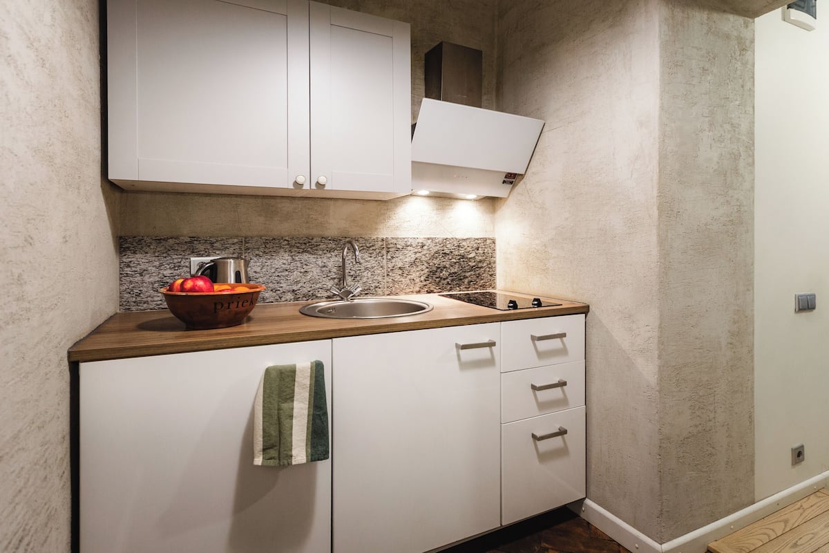 Studio White apartment | Sala de estar | Televisor LED