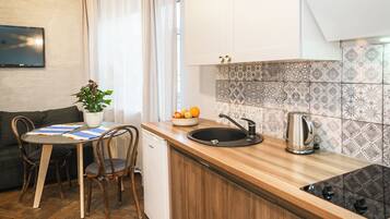 Luxury Studio | Cozinha americana privada | Geladeira, cooktop