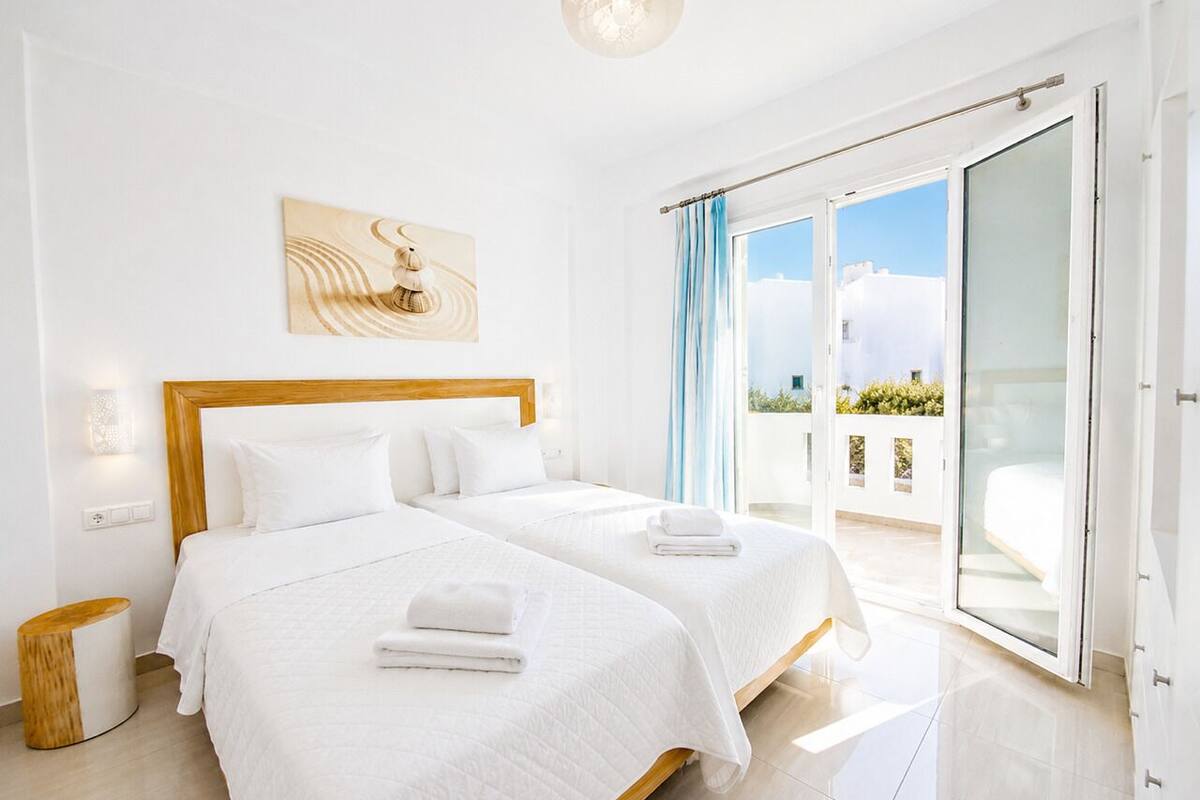 Apartamento Deluxe, vista para o jardim | Cofre no quarto, quartos insonorizados, ferro/tábua de engomar 