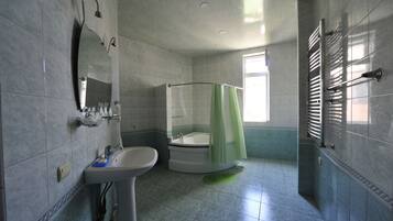 Quarto triplo conforto, 1 quarto, banheiro privativo, vista para o jardim | Banheira de hidromassagem