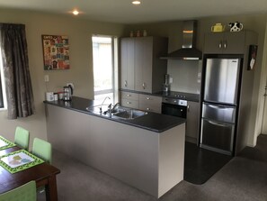 Casa executiva, 3 quartos, 2 banheiros, vista para o jardim | Cozinha privada | Geladeira grande, micro-ondas, fogão, cooktop