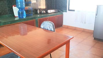 Apartamento | Cozinha privada | Um frigorífico (a pedido), uma placa de cozinha, uma cafeteira/bule