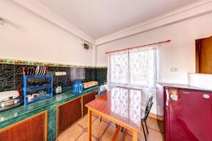 Um frigorífico (a pedido), uma placa de cozinha, uma cafeteira/bule 