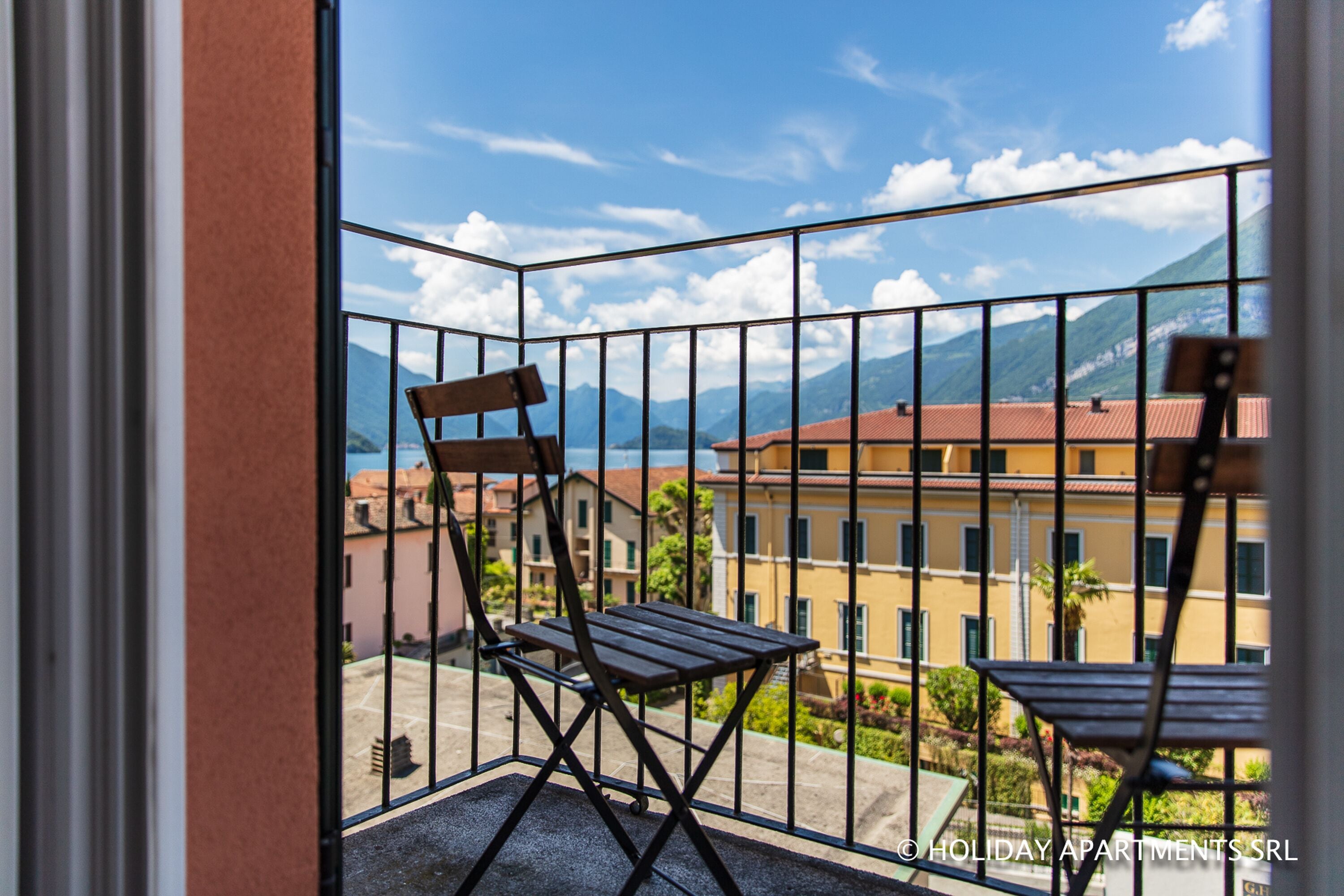 Varanda com vista para montanhas e edifícios.