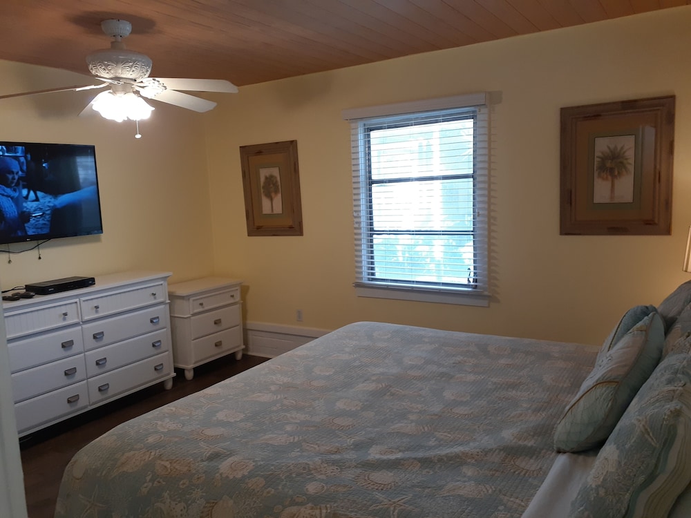 2 Br Beach Front Villa With Enclosed Lanai Overlooking The Pool - Longboat Key, FL