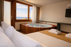 Quarto luxo, 1 cama de casal | Roupas de cama premium, frigobar, escrivaninha, cortinas blackout