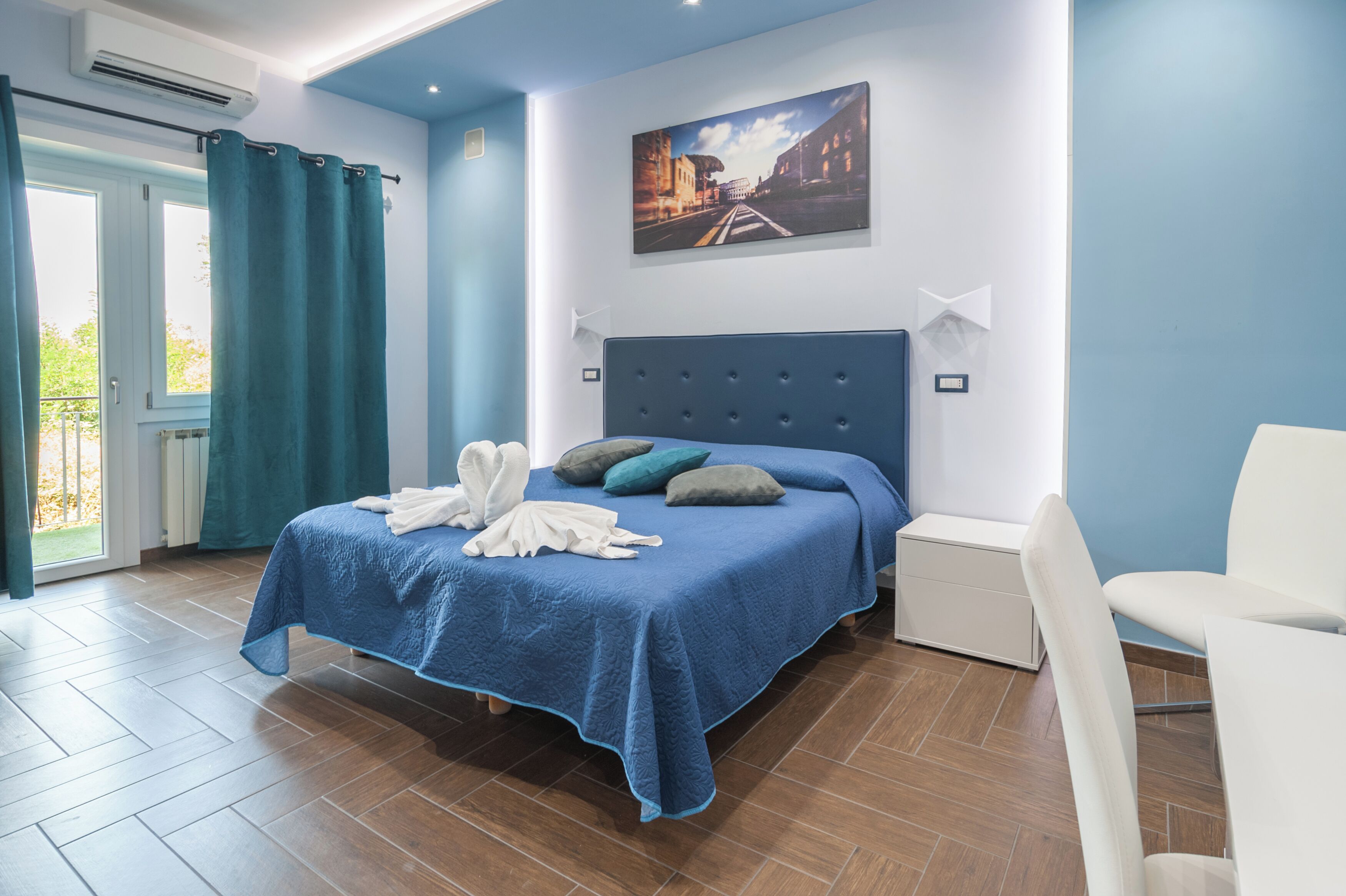 Quarto casal ou duplo luxo, sacada, vista para o parque | Individualmente decorados, individualmente mobiliados, escrivaninha