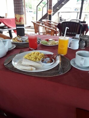 Café da manhã, almoço e jantar
