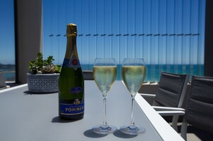 Roupas de cama premium, camas Select Comfort, frigobar, escrivaninha