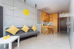 Apartamento Comfort, 1 quarto, kitchenette | Sala | TV de ecrã plano 