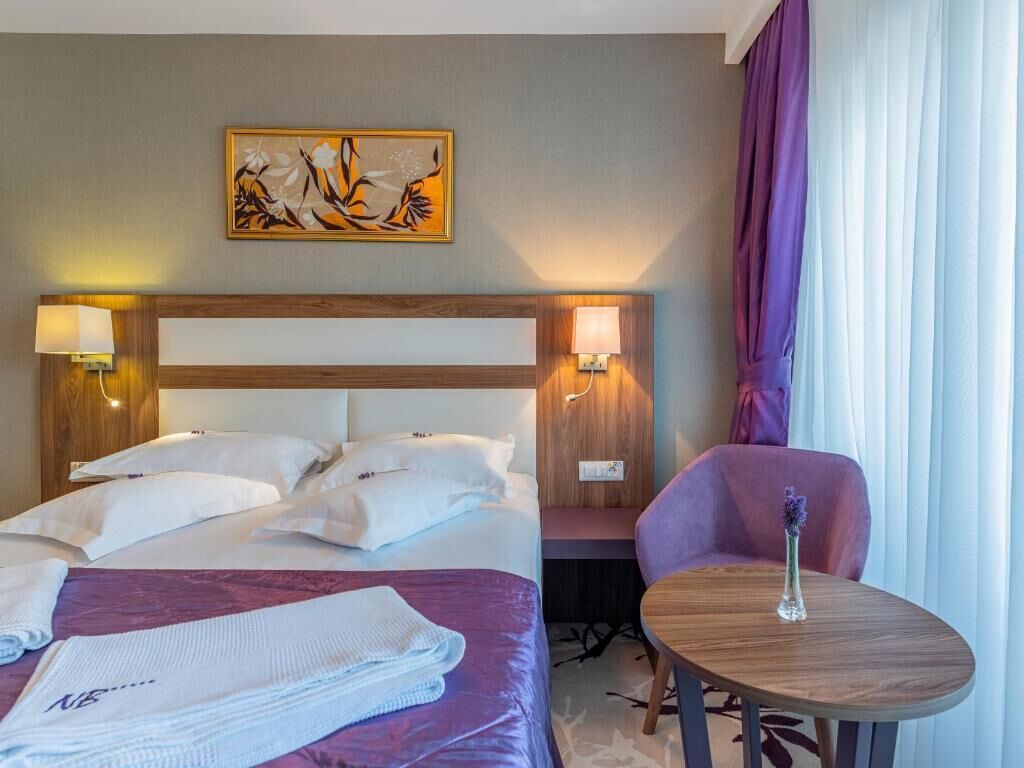 Quarto casal luxo | 1 quarto, frigobar, cofres nos quartos, escrivaninha