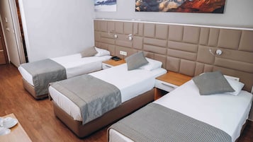 Quarto Triplo | Minibar, cofre com capacidade para portátil, secretária