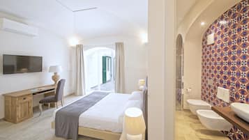 Quarto triplo, para não fumantes | Cofres nos quartos, berços grátis, Wi-Fi de cortesia, roupa de cama