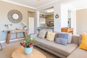 Apartamento de Luxo, 2 quartos, varanda, vista para o oceano | 2 quartos, roupa de alta qualidade, secretária, ferro/tábua de engomar 