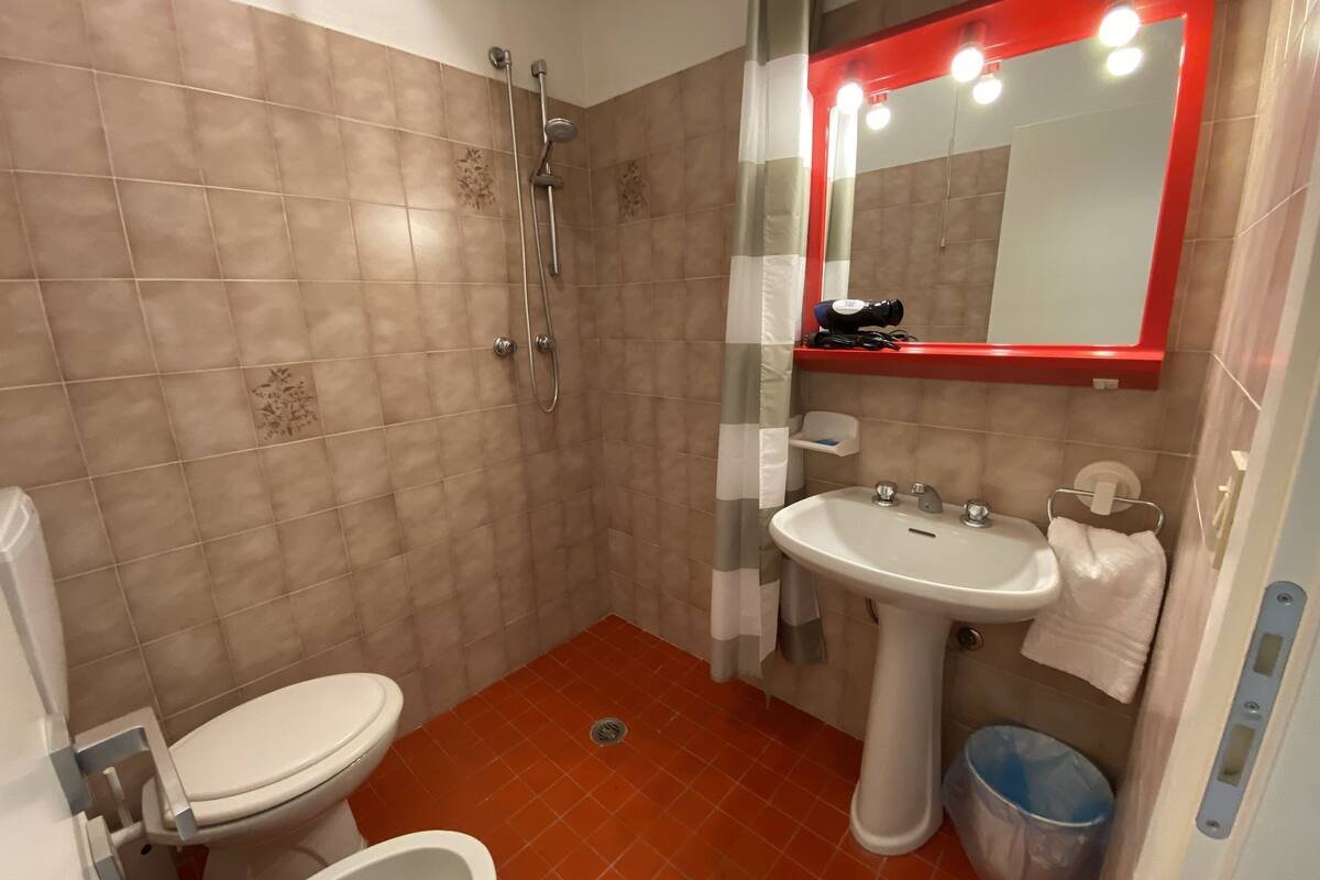 Quarto Individual Económico | Casa de banho | Um polibã, um secador de cabelo, um bidé, toalhas fornecidas