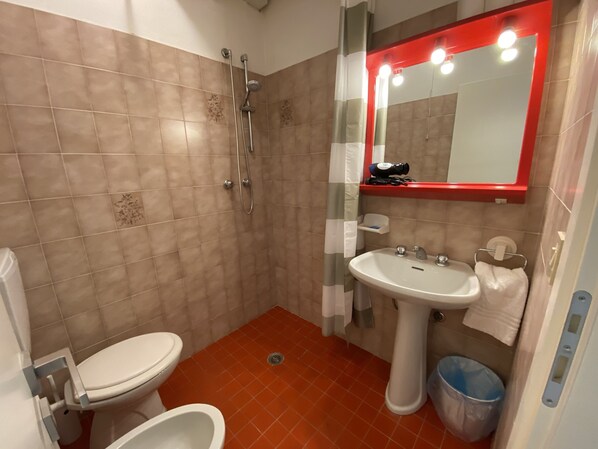 Quarto solteiro econômico | Banheiro | Chuveiro, secador de cabelo, bidê, toalhas de banho
