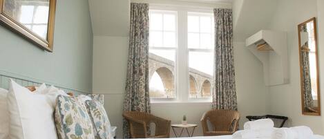 Quarto casal | Escrivaninha, Wi-Fi de cortesia, roupa de cama