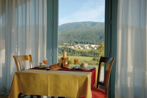 Café da manhã com buffet grátis todos os dias