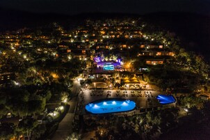 Piscina externa sazonal, guarda-sóis, espreguiçadeiras