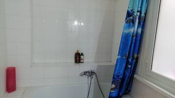 Quarto quádruplo, banheiro privativo (External) | Banheiro | Chuveiro, produtos de toalete grátis, secador de cabelo