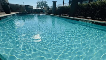Piscina externa, espreguiçadeiras