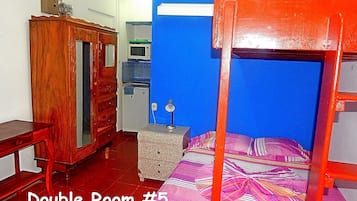 Quarto casal superior | Cofres nos quartos, escrivaninha, quartos à prova de som