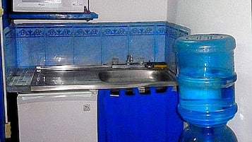 Quarto casal superior, vista para o jardim | Cozinha americana privada | Geladeira, micro-ondas