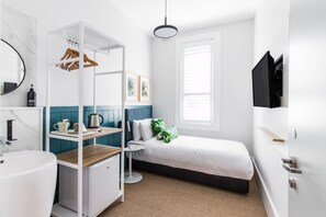 Single Room (Shared Bathroom) | Roupa de alta qualidade, camas de colchão pillowtop, minibar 