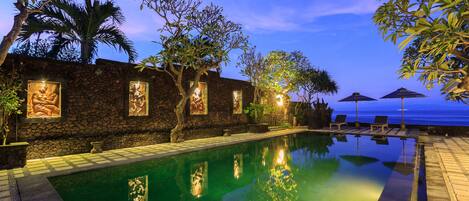 Piscina externa, funciona das 7h às 19h, guarda-sóis, espreguiçadeiras