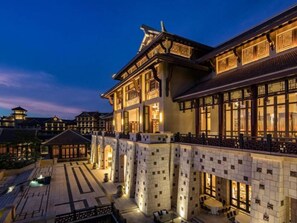 Fachada da propriedade à noite