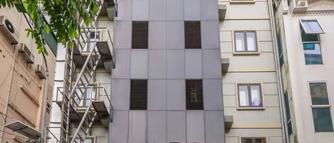 Um hotel de vários andares com fachada moderna, apresentando uma entrada destacada com a placa 'Azumaya Hotel'.