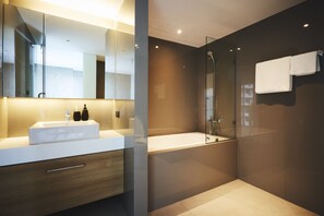 Suite, 2 quartos | Casa de banho | Uma combinação polibã/banheira, um secador de cabelo, um bidé 