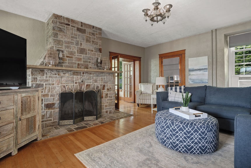 Gorgeous River View Lakehouse With Hot Tub - Marietta, PA