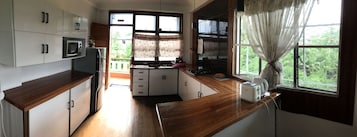 Frigobar, micro-ondas, cooktop, chaleira elétrica