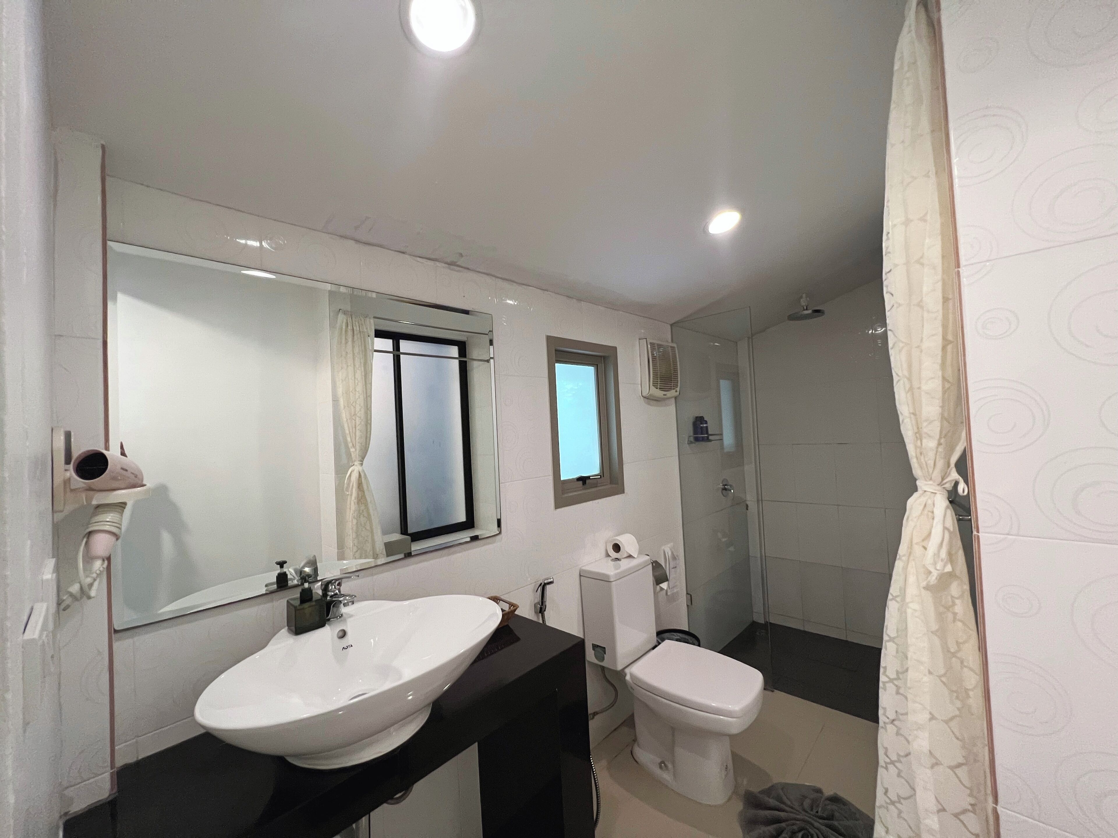 Quarto luxo, 1 cama King, sem janelas | Cofres nos quartos, escrivaninha, cortinas blackout, Wi-Fi de cortesia
