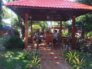 Café da manhã, almoço e jantar; culinária local 