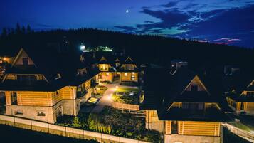 Fachada da propriedade à noite
