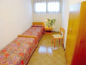 Apartamento, 2 quartos (linC) | Cofre no quarto, ferro/tábua de engomar 