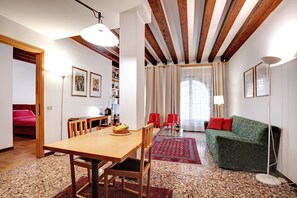 Apartamento, 1 quarto | Área de estar | TV