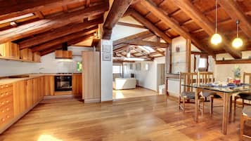 Apartamento, 1 quarto | Sala | Televisor