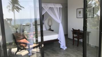 Quarto Duplo Deluxe, 1 cama de casal, vista para o oceano | Minibar, cofre no quarto, secretária, Wi-fi grátis