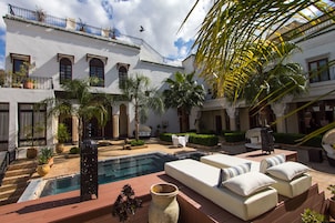 Piscina externa, guarda-sóis, espreguiçadeiras