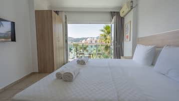 Quarto casal standard, sacada, vista para a cidade | Frigobar, Wi-Fi de cortesia, roupa de cama