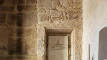 Cofre no quarto, secretária, quartos insonorizados