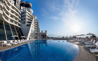 Piscina interna, piscina externa sazonal, espreguiçadeiras