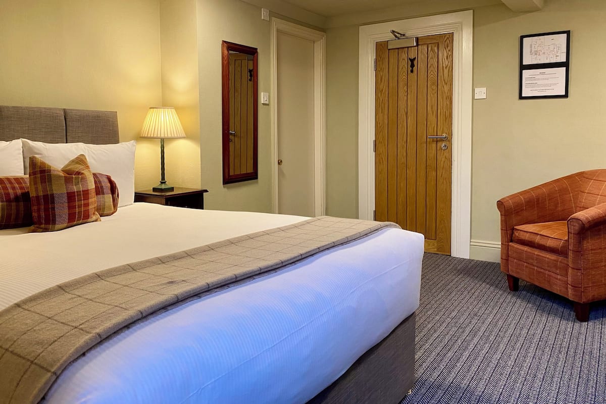 Quarto standard, 1 cama King | Ferros/tábuas de passar roupa, Wi-Fi de cortesia, roupa de cama