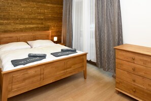 Estúdio luxo, sacada | Escrivaninha, quartos à prova de som, Wi-Fi de cortesia, roupa de cama