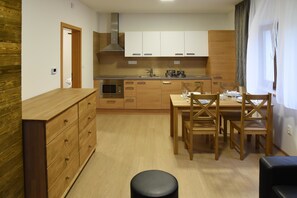 Apartamento executivo, 1 quarto, cozinha | Cozinha americana privada | Geladeira, micro-ondas, cooktop, lava-louças